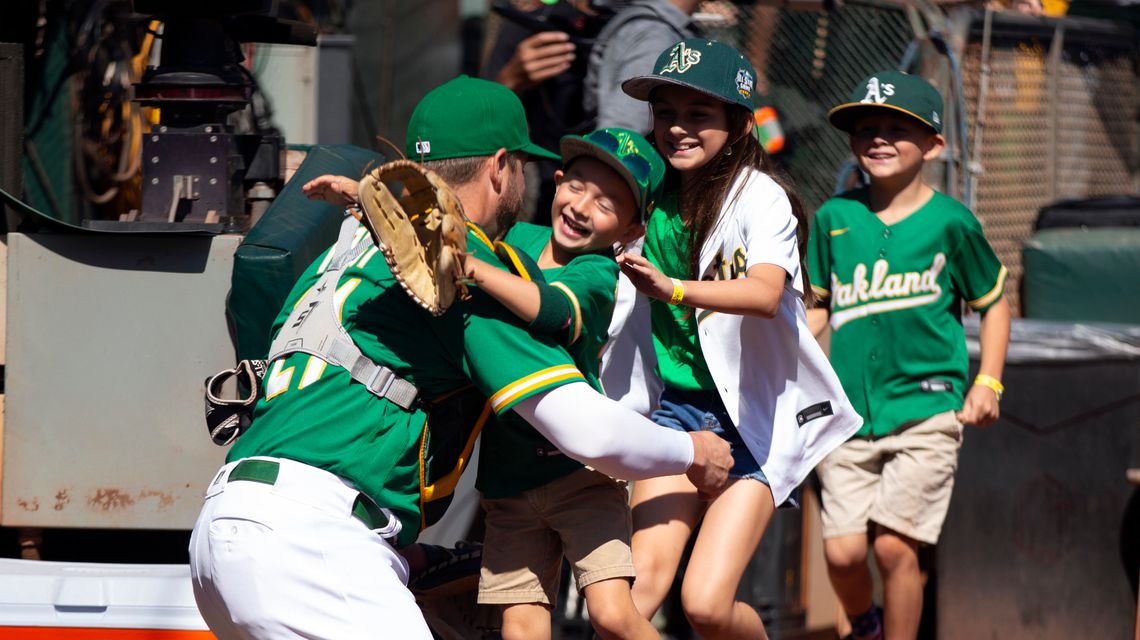 Stephen Vogt gets introed by his kids in his last MLB game