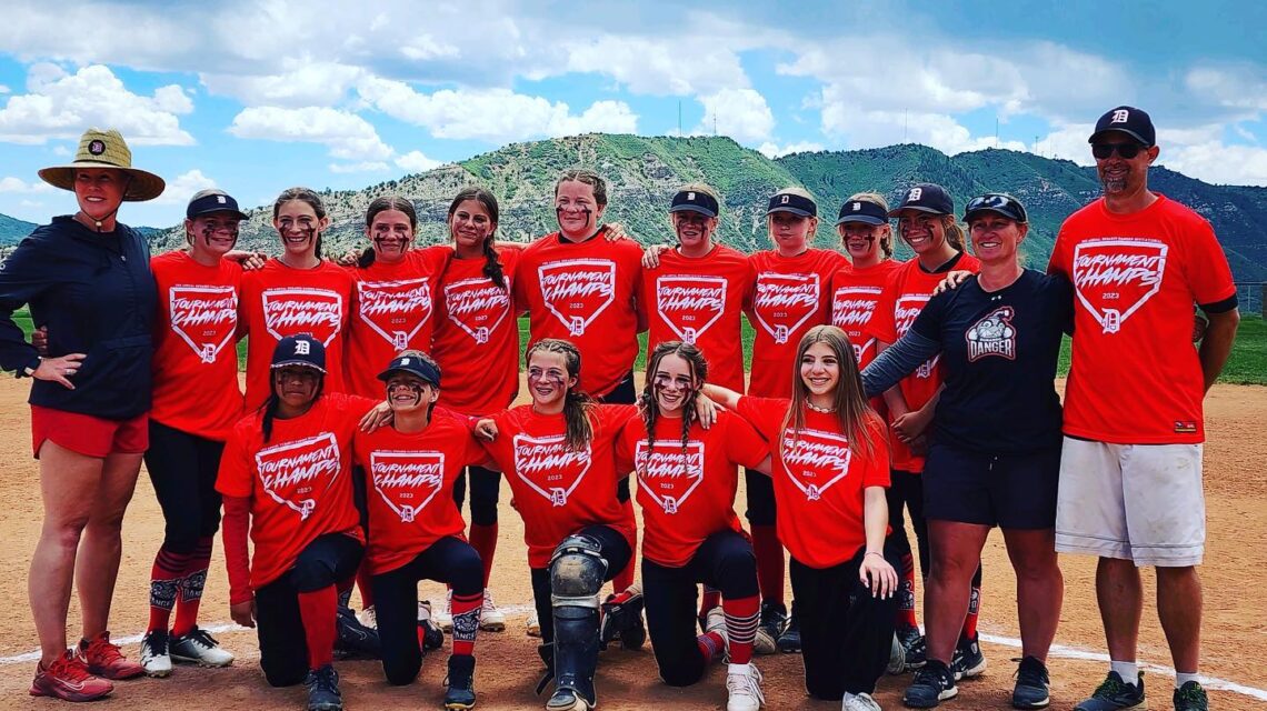 14U Durango Danger softball celebrates softball tournament championship ...