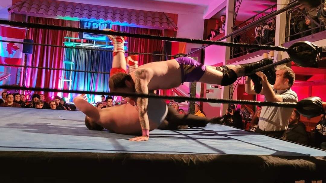 London area pro wrestler Scott Henry enjoys villainous alter-ego, "Scot ...